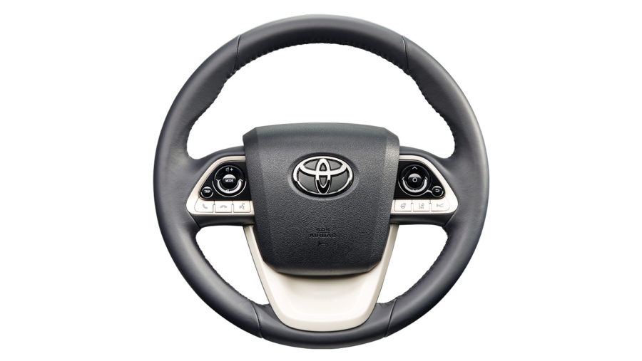 新型プリウスPHVの内装を画像と動画でレビュー！4人乗りがむしろ好印象！このナビはもはやタブレットである。 – COOFEL｜セダン人気ランキング