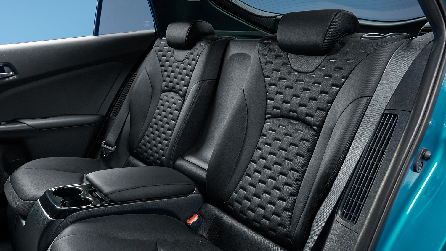 新型プリウスPHVの口コミ・評価まとめ！デカいナビが不評！？乗り心地はちょうど良いフワフワ感。総合的にPHVナンバー1じゃない？ – COOFEL｜セダン人気ランキング